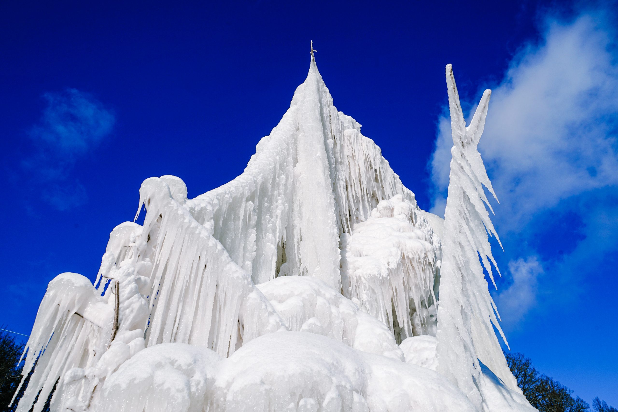 Ledus strūklaka Aronas pilskalnā. Madonas novads, Latvija