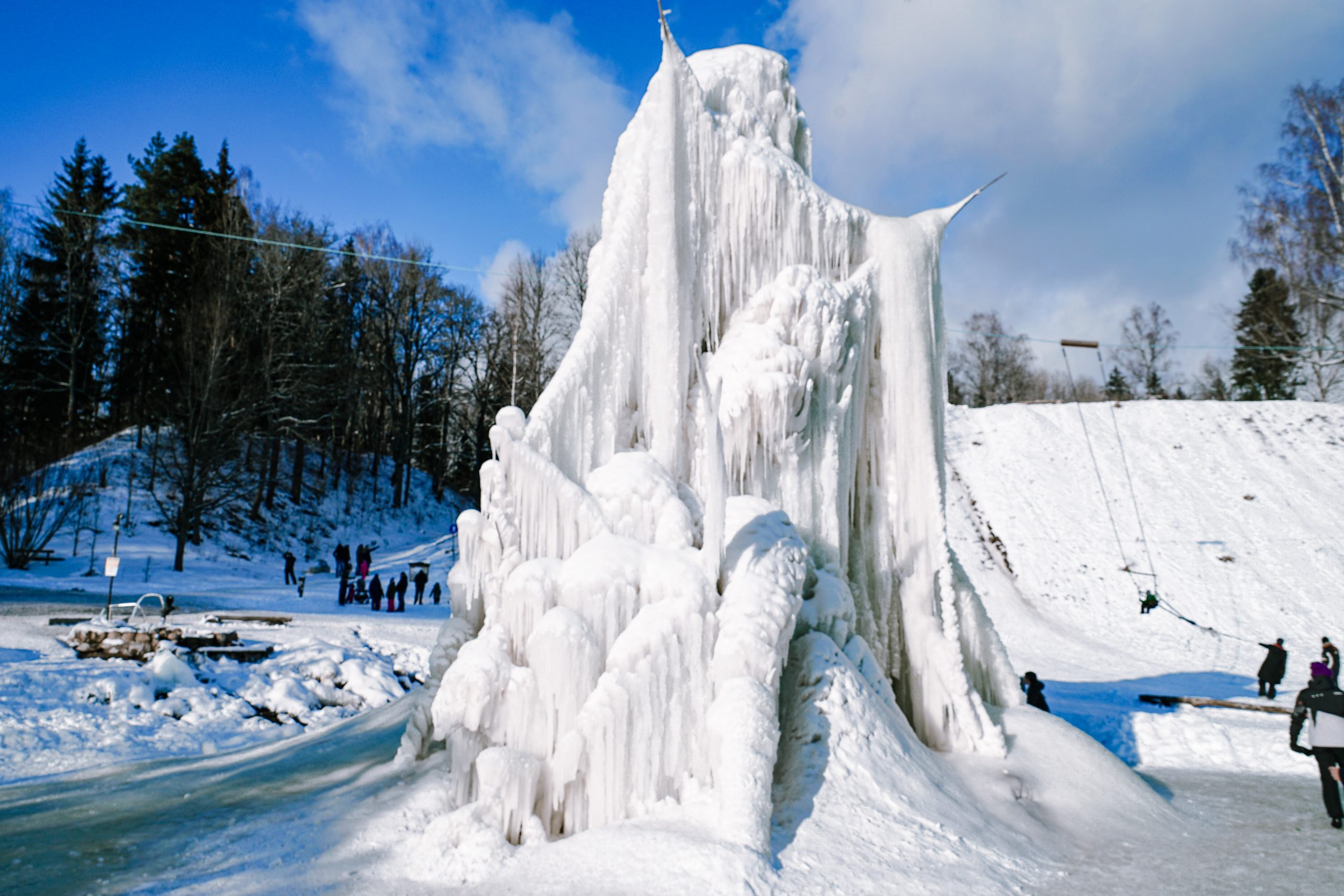 Ledus strūklaka Aronas pilskalnā. Madonas novads, Latvija