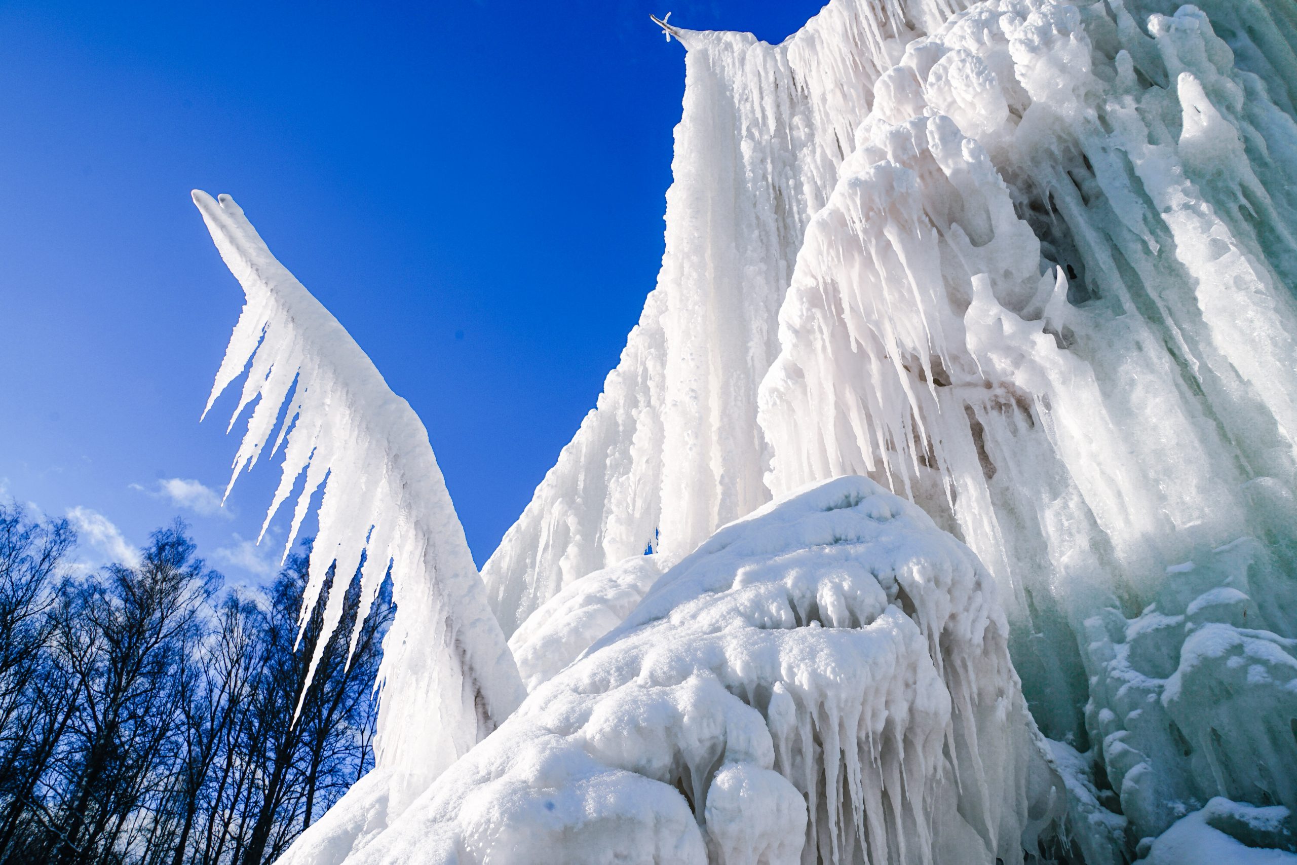 Ledus strūklaka Aronas pilskalnā. Madonas novads, Latvija