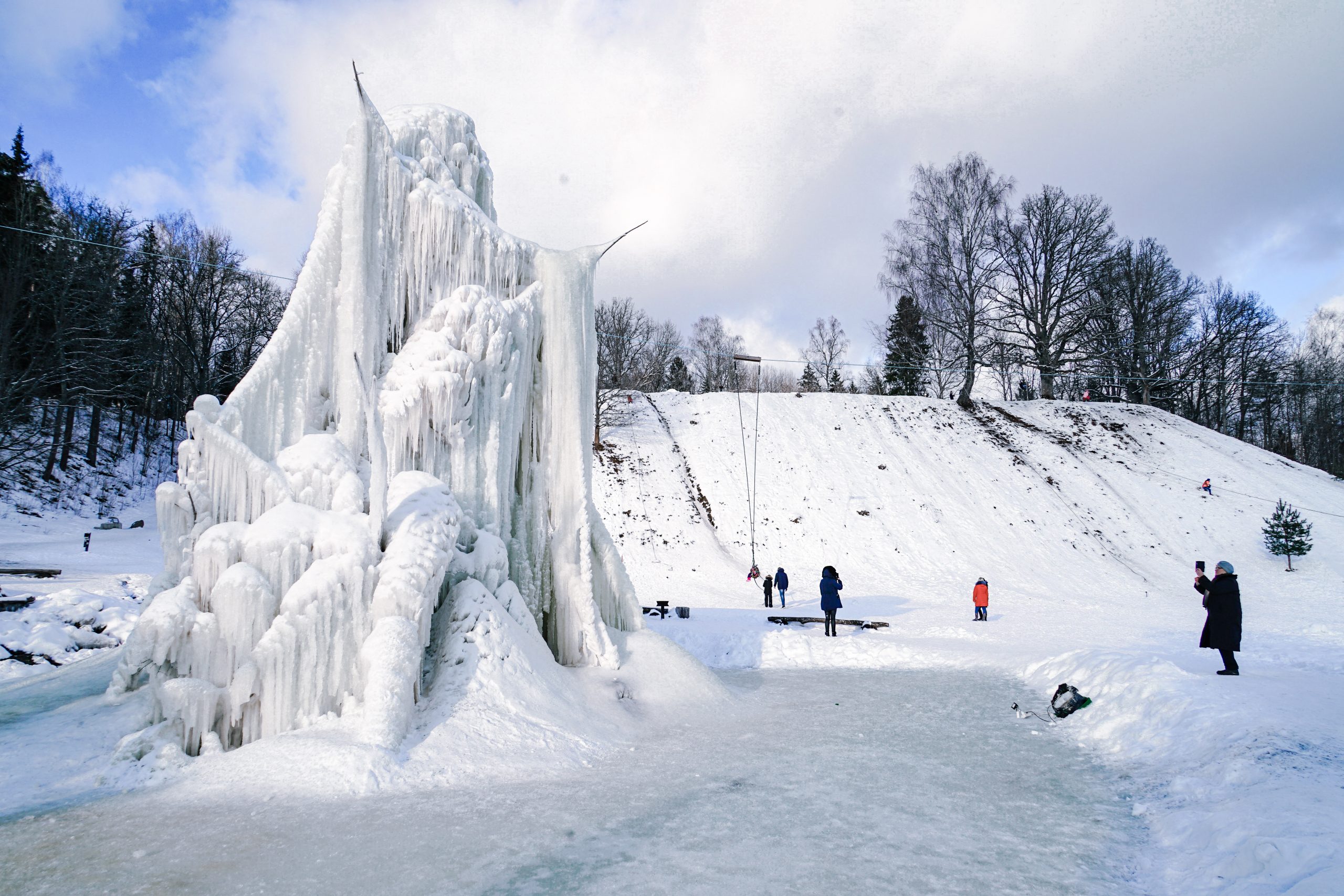 Ledus strūklaka Aronas pilskalnā. Madonas novads, Latvija