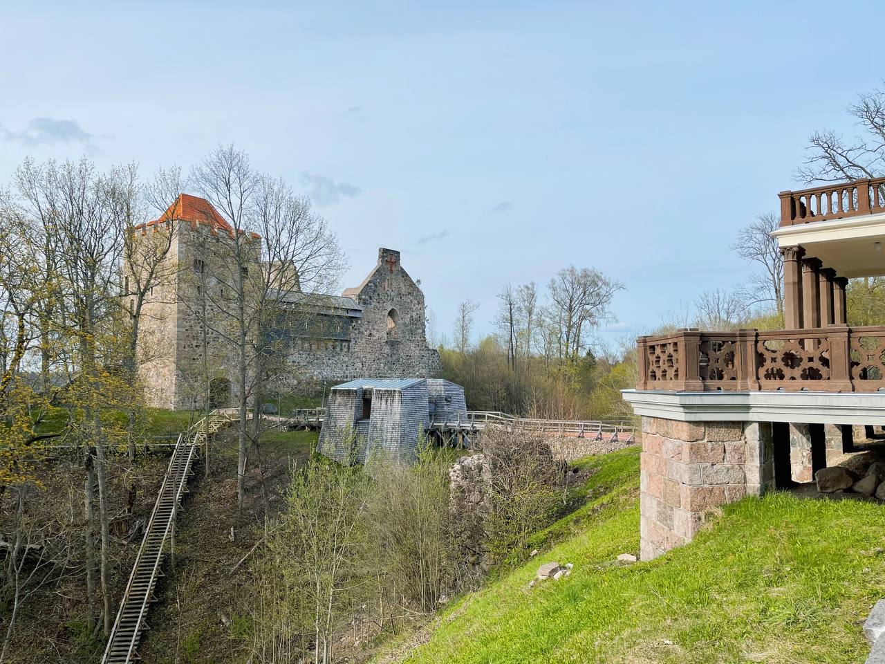 Siguldas viduslaiku pils un jaunais muižas komplekss. Latvija
