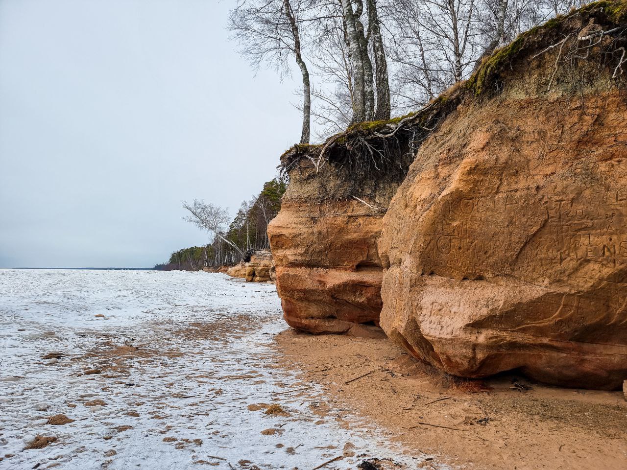 Veczemju klintis. Latvija