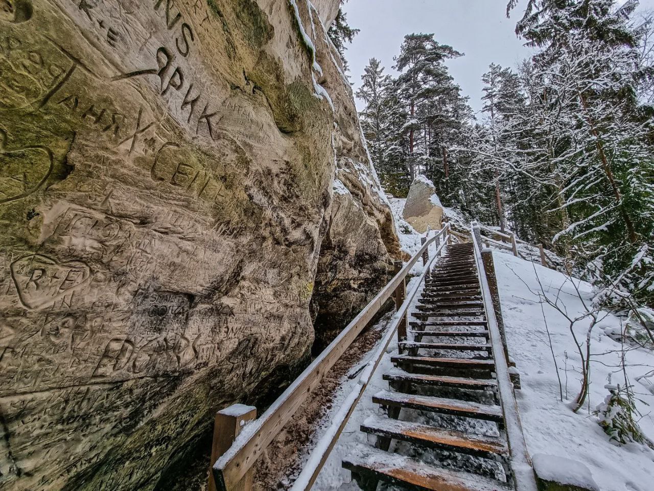 Sietiniežio uolos. Latvija