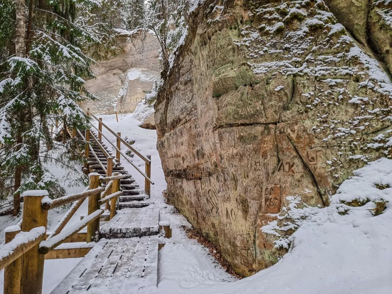 Sietiniežio uolos. Latvija