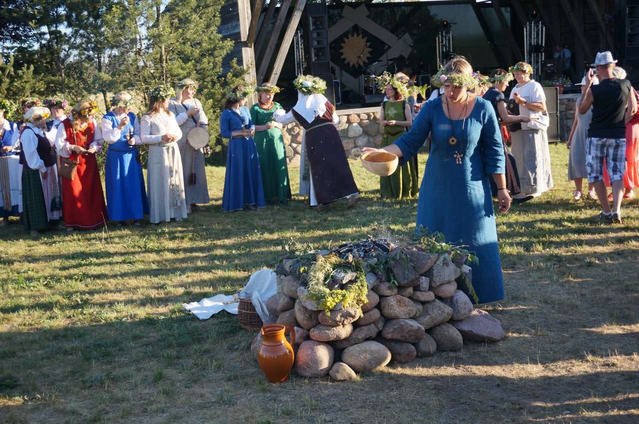 The Unbreakable Tradition of Midsummer Day – to Celebrate from the ...