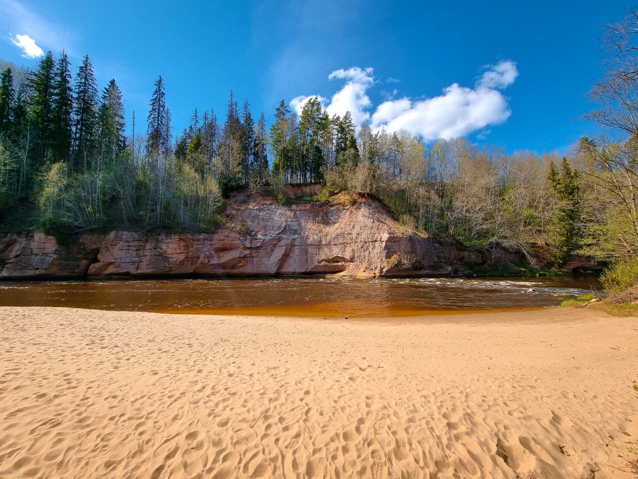 Tyutyu uola (Ķūķu klintis). Latvija